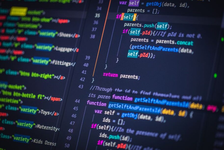 ソフトウェアエンジニアとは？プログラマーとの違いや仕事内容、将来性、必要スキルまで解説！ | コードカキタイ